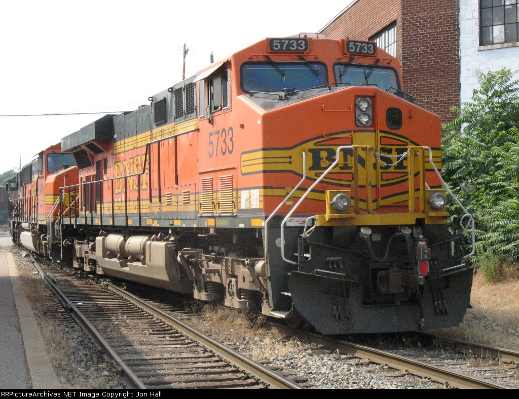 BNSF 5733 leads D801-21 onto the east leg of the wye